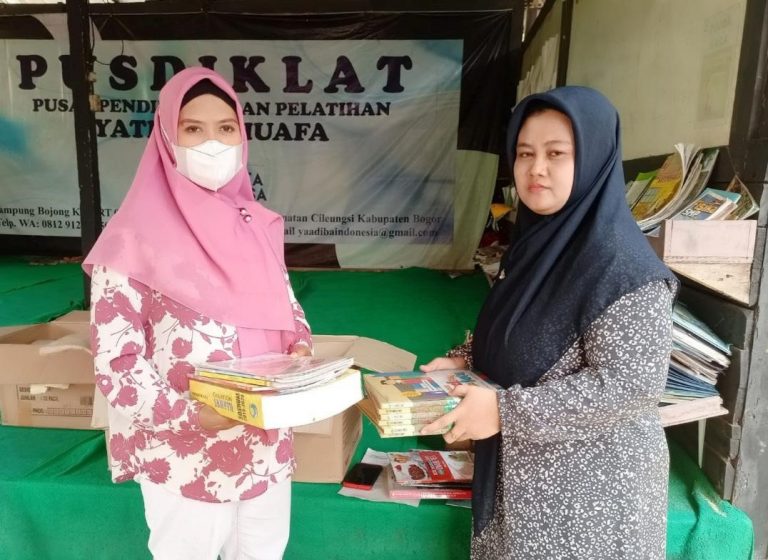 Sparking Reading Interest, PT Aspex Kumbong Donates 200 Books